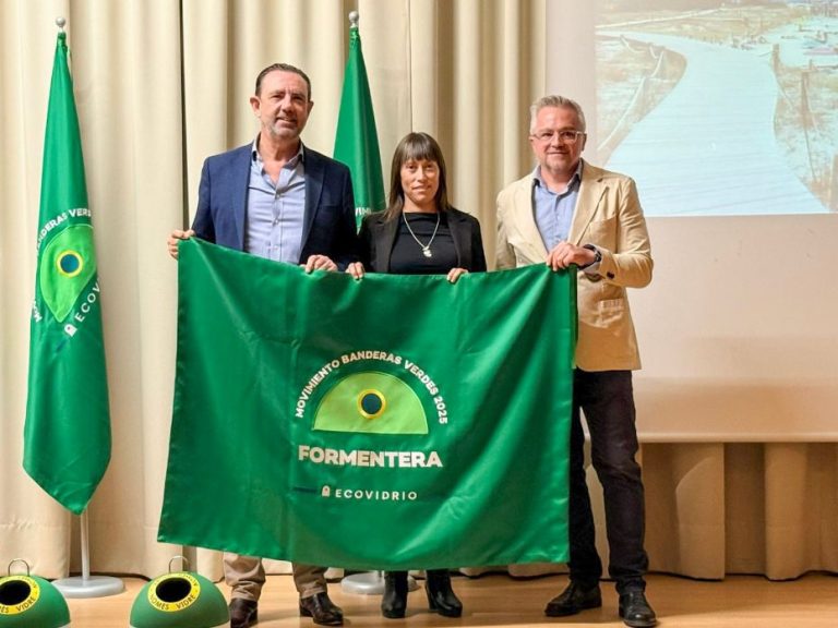 Formentera rep una de les deu banderes verdes d''Ecovidrio' | RadioIlla ...