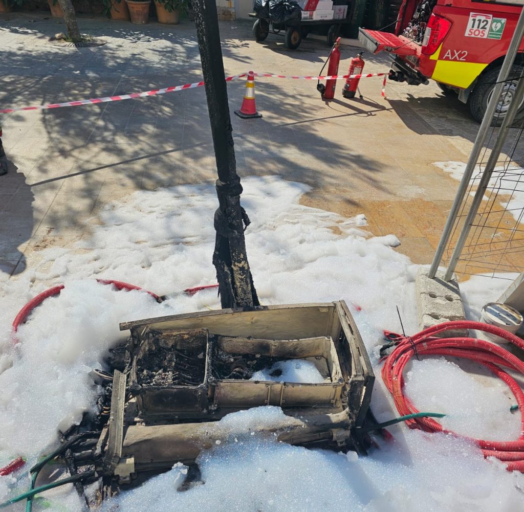Els bombers sufoquen el foc en un quadre elèctric des Pujols ...