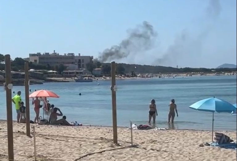 Els bombers sufoquen el foc en un quadre elèctric des Pujols ...